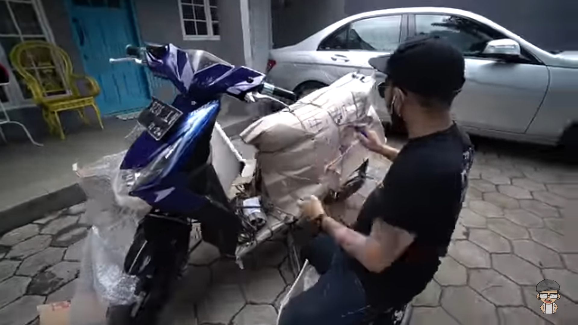 Youtuber Otomotif Alit Susanto Bagikan Give Away Berhadiah Motor Listrik