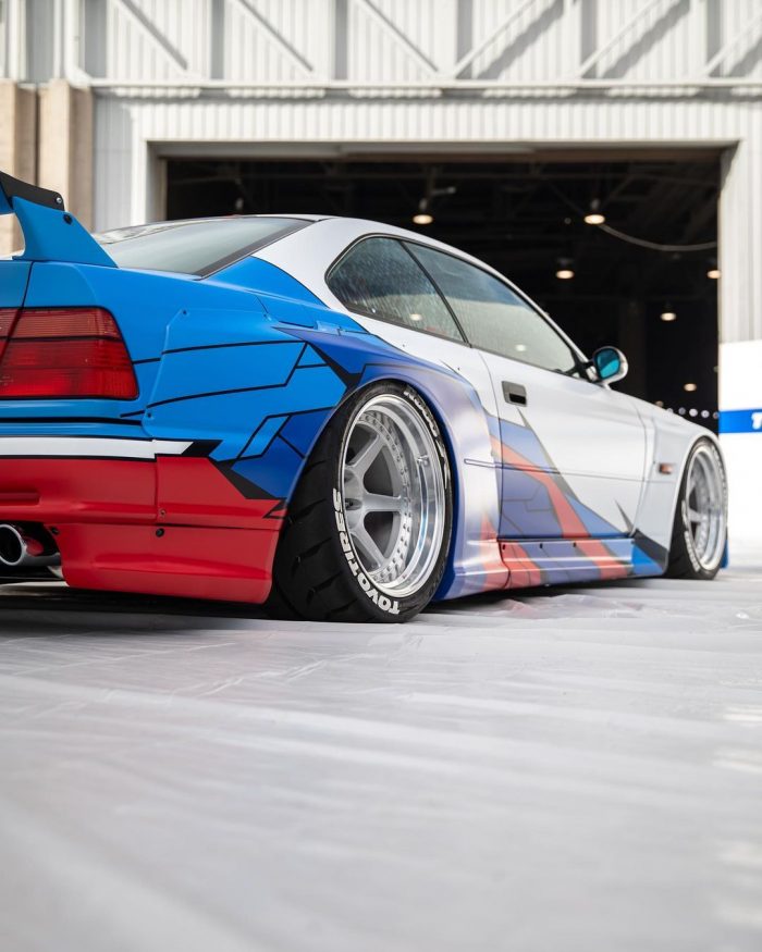 Pasang Wide Body Pandem, BMW 850Ci (E31) Tampil Mendominasi Booth Toyo ...