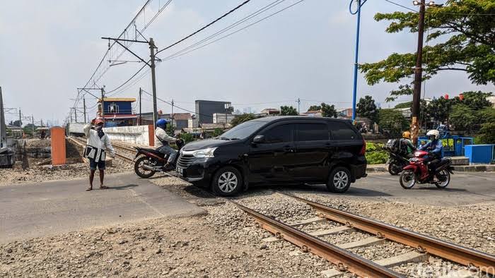 Mobil Atau Motor Kamu Mati Total Di Rel Kereta Api, Ini Alasannya!