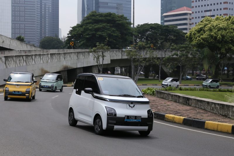 Wuling Gelar Handover Ceremony 100 Unit Air ev ke Konsumen Pertamanya ...