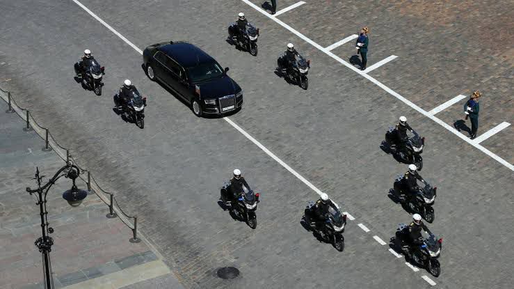 Kenalan Dengan Limosin Aurus Senat, Penyelamat Vladimir Putin Dari ...