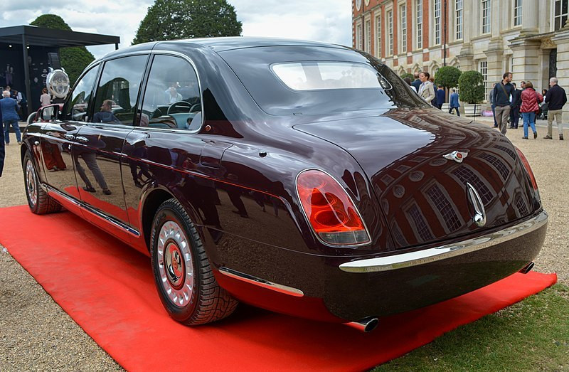 Bentley State Limousine Milik Ratu Elizabeth II, Sosok Mobil Kenegaraan ...