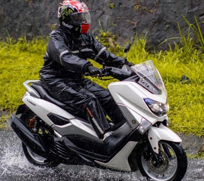 Kiat Berkendara Motor Matik yang Aman di Musim Hujan - NMAA