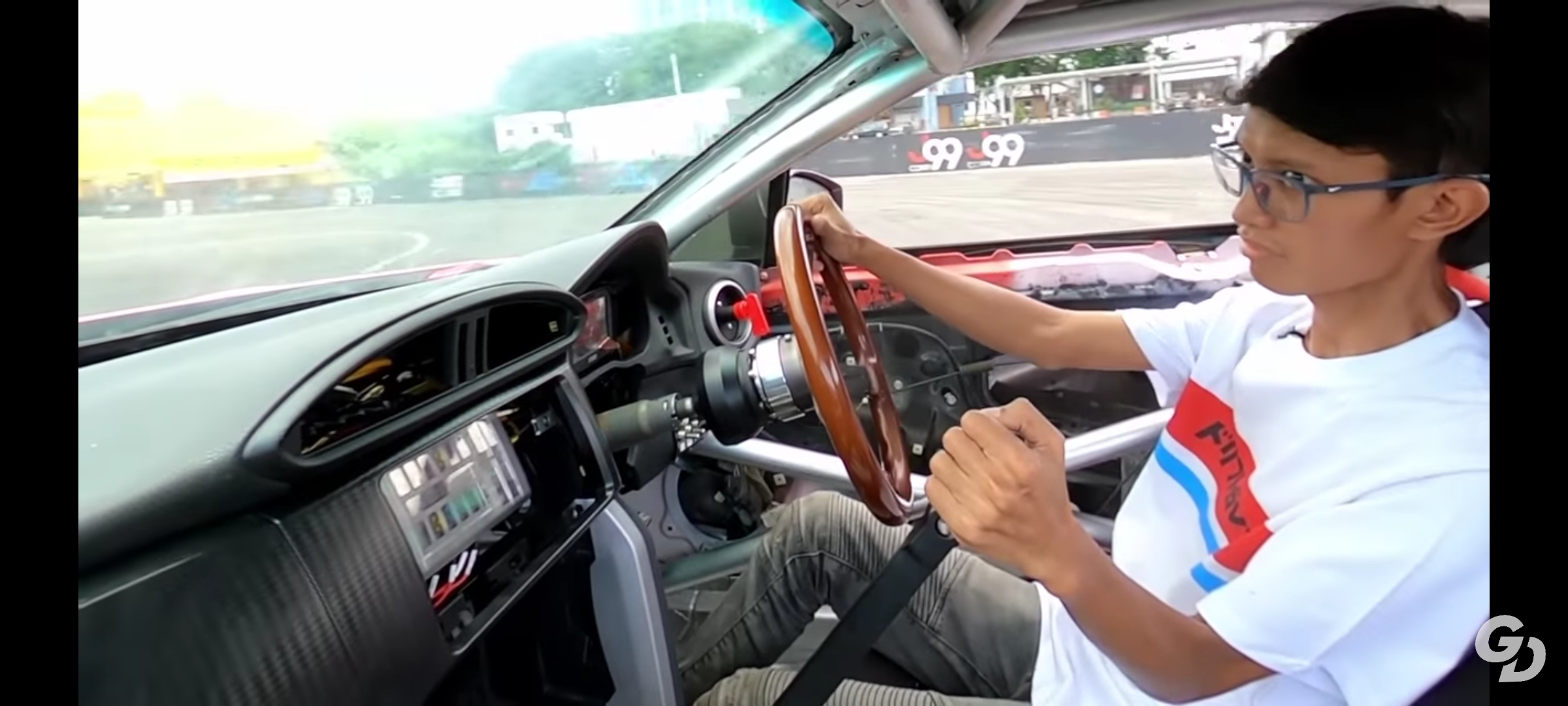 Dipo 'Garasi Drift' Tunjukan Tampang Baru Toyota GT86 K24, Berbalut Stiker Warna Pink - NMAA