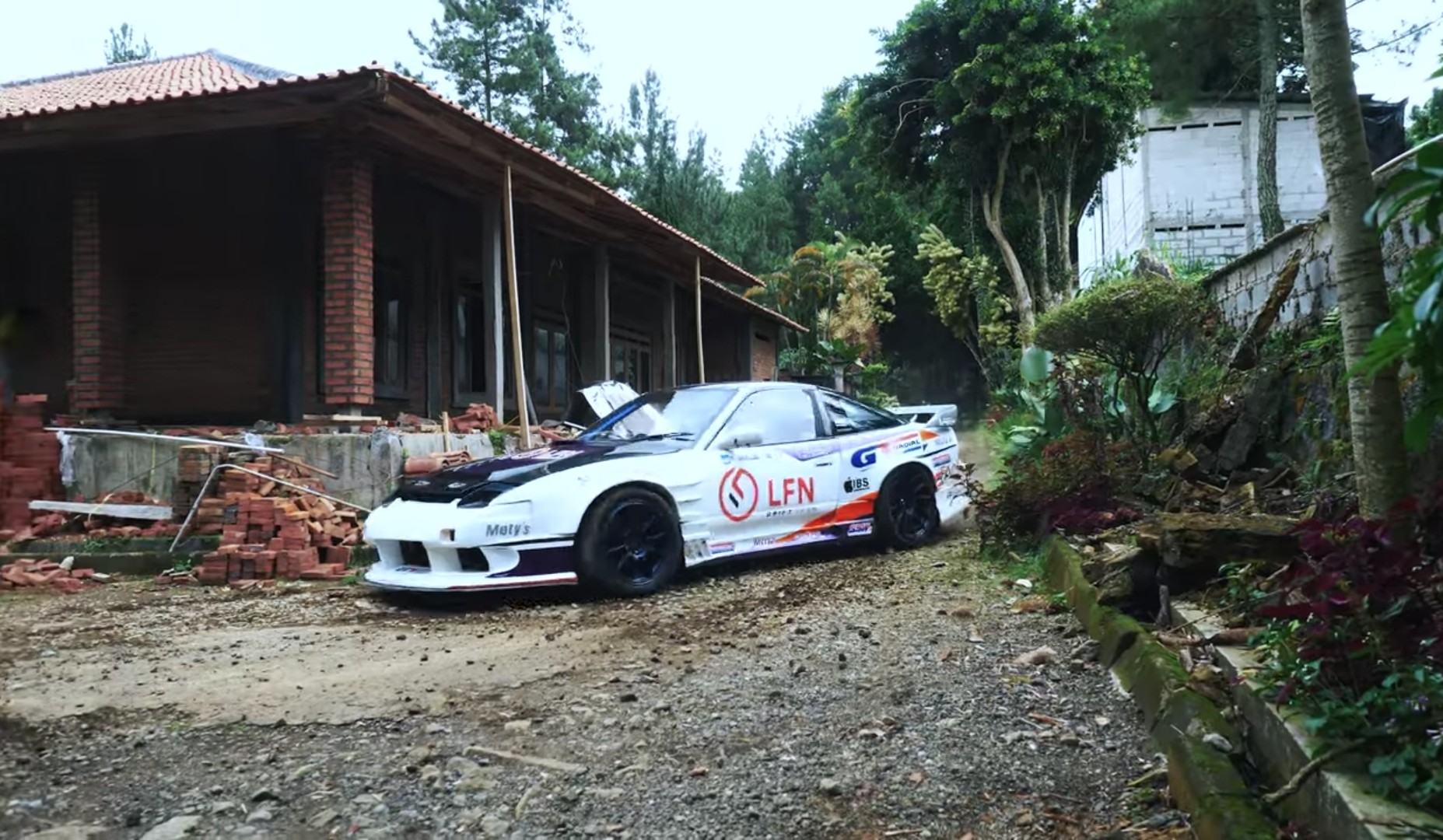 Aksi Seru Amandio Ajak Nissan 180 SX Menari di Rumput - NMAA