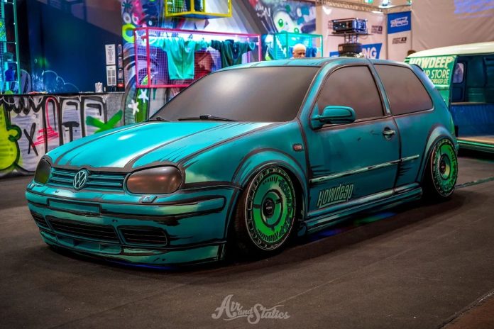 Mobil Nyata Versi Kartun VW Golf MkIV, Tampil Rebah Ditopang Velg ...