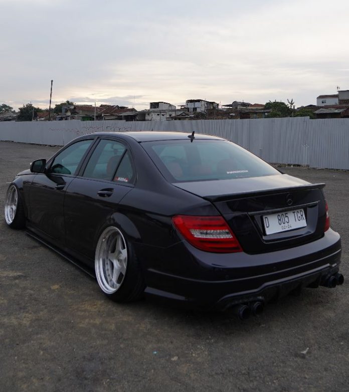 Mercedes-Benz W204 Tampil Stance Dipadu Pelek Center-Lock - NMAA