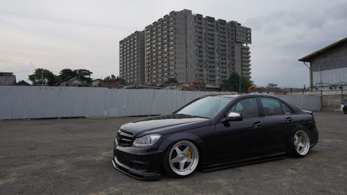 Mercedes-Benz W204 Tampil Stance Dipadu Pelek Center-Lock - NMAA