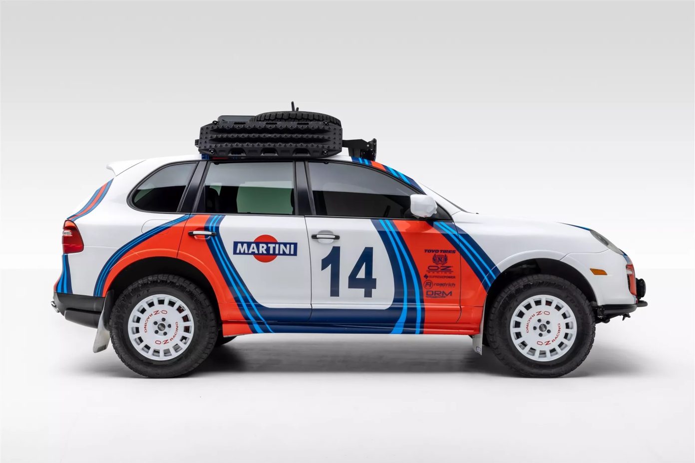 Porsche Cayenne GTS Asyik Buat Off-Road, Berhias Livery Retro Martini ...