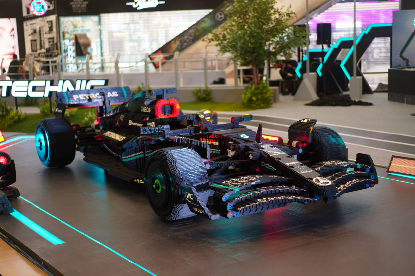 LEGO Bikin Mercedes-AMG F1 dari Brick! Replika Ukuran Nyata Hadir di ...