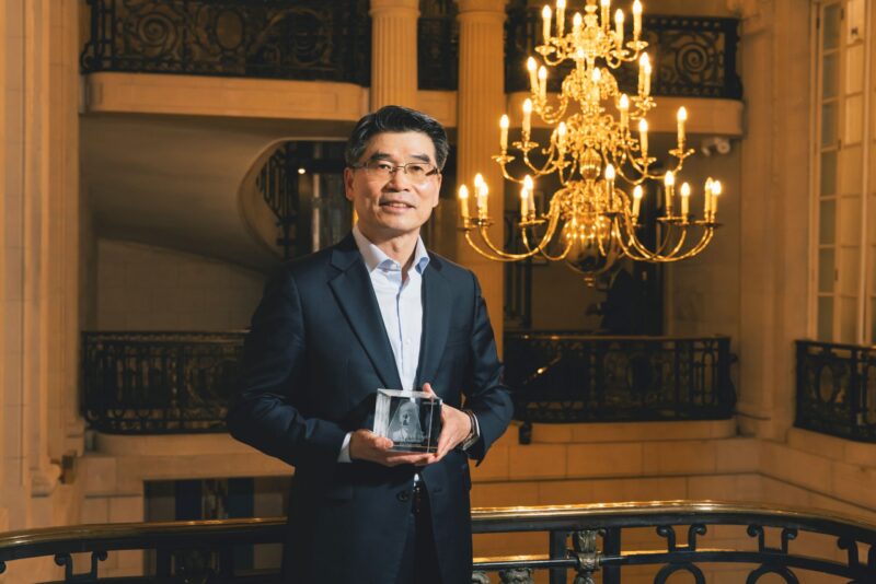 CEO Kia Ho Sung Song Raih Penghargaan Autocar Awards 2025 - NMAA